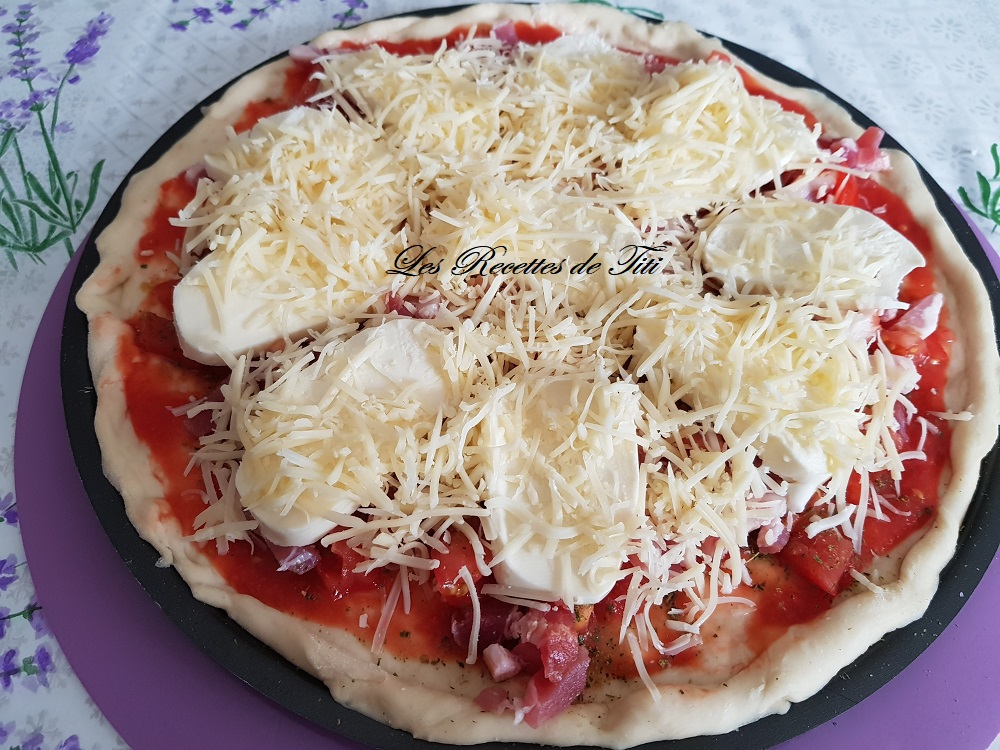 Pizza tomates lardons et mozzarella | Les Recettes de Titi